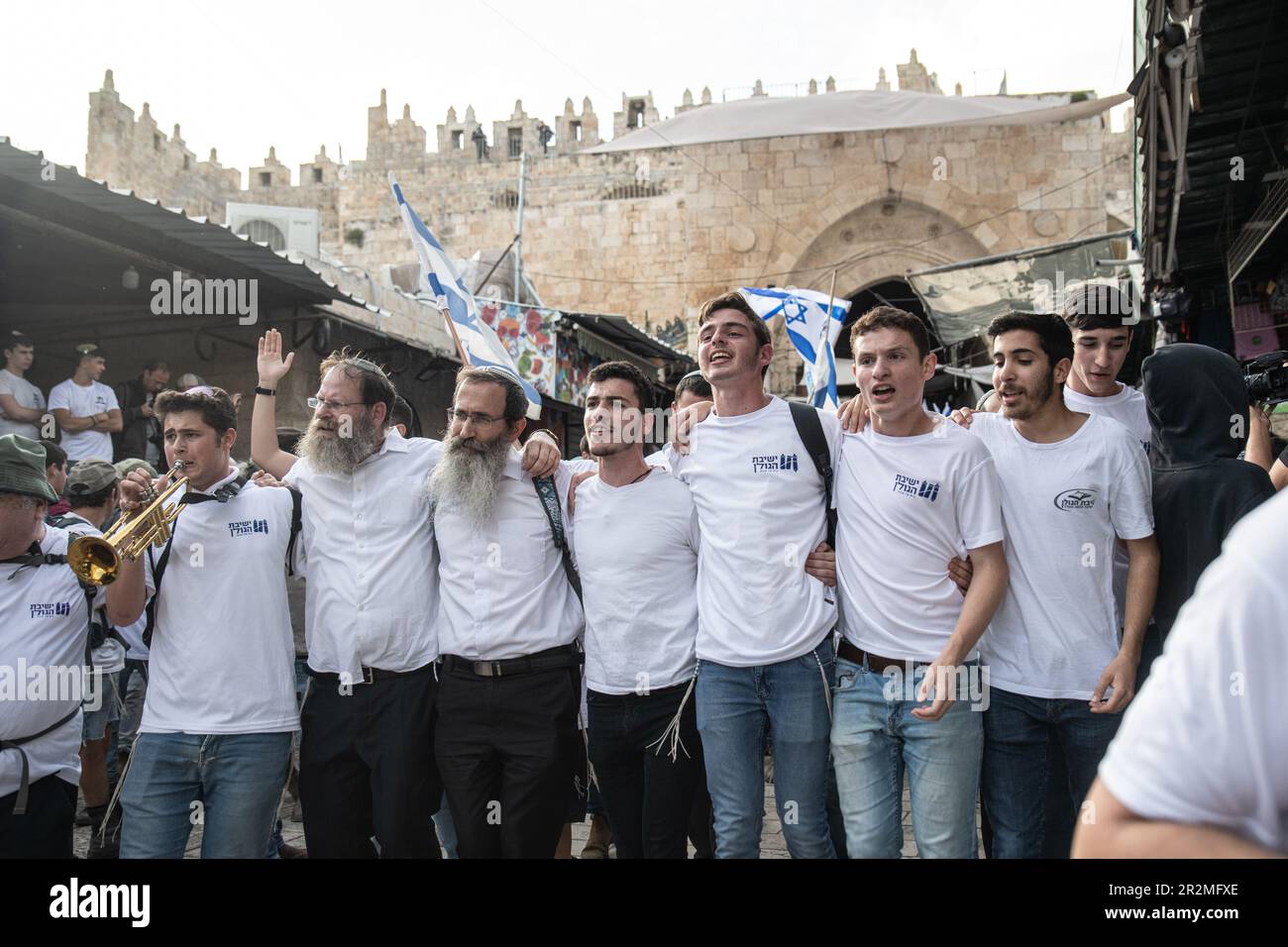 Israel. 18th May, 2023. Religious youth and rabbis wave the Israeli ...