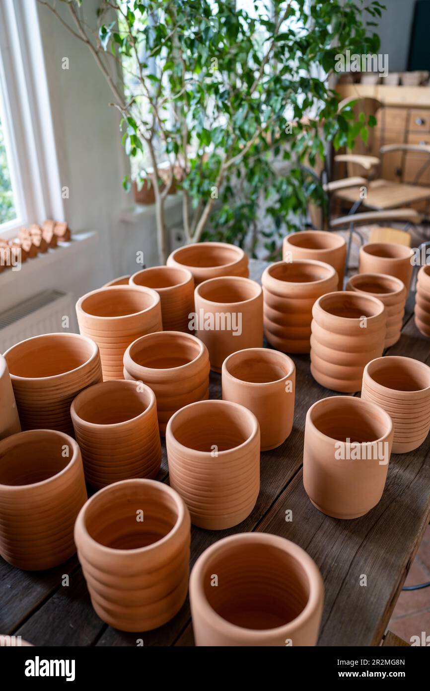 Terracotta pots in different sizes in plant shop Stock Photo - Alamy