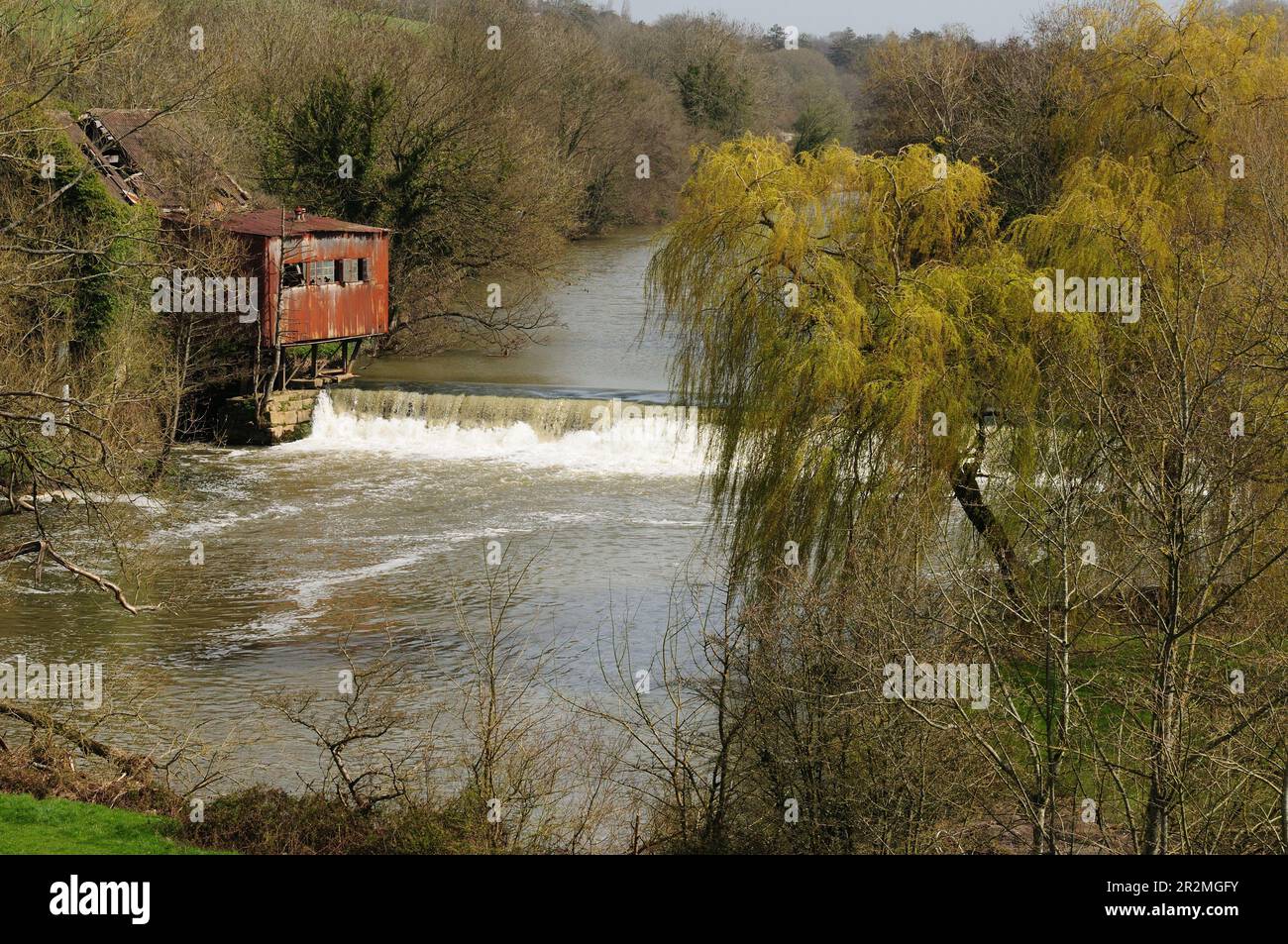 Old watermill beside river hi-res stock photography and images - Alamy
