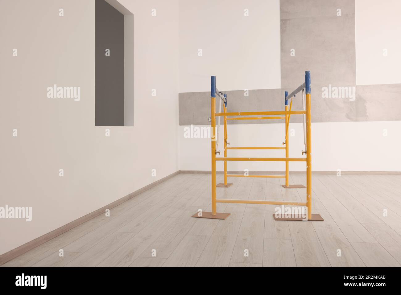Professional construction scaffold in empty renovated room Stock Photo - Alamy