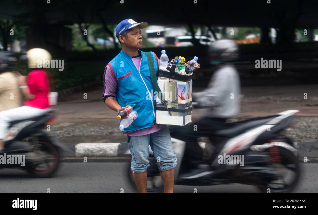 Indonesian Man Selling Drinks on the Street in Jakarta Stock Photo - Alamy