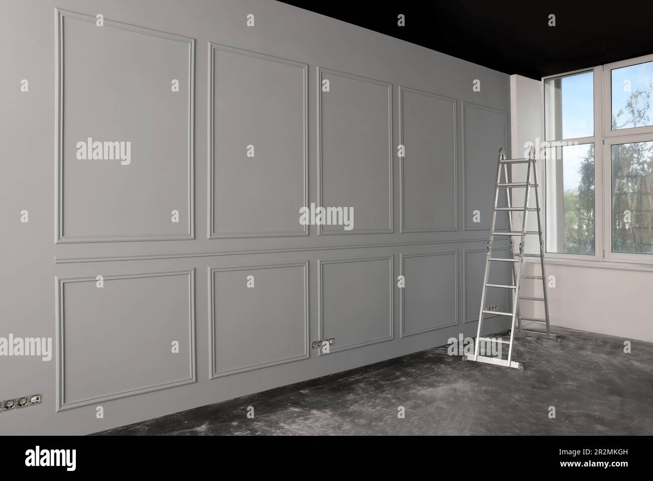 Metal ladder in empty room prepared for renovation Stock Photo - Alamy