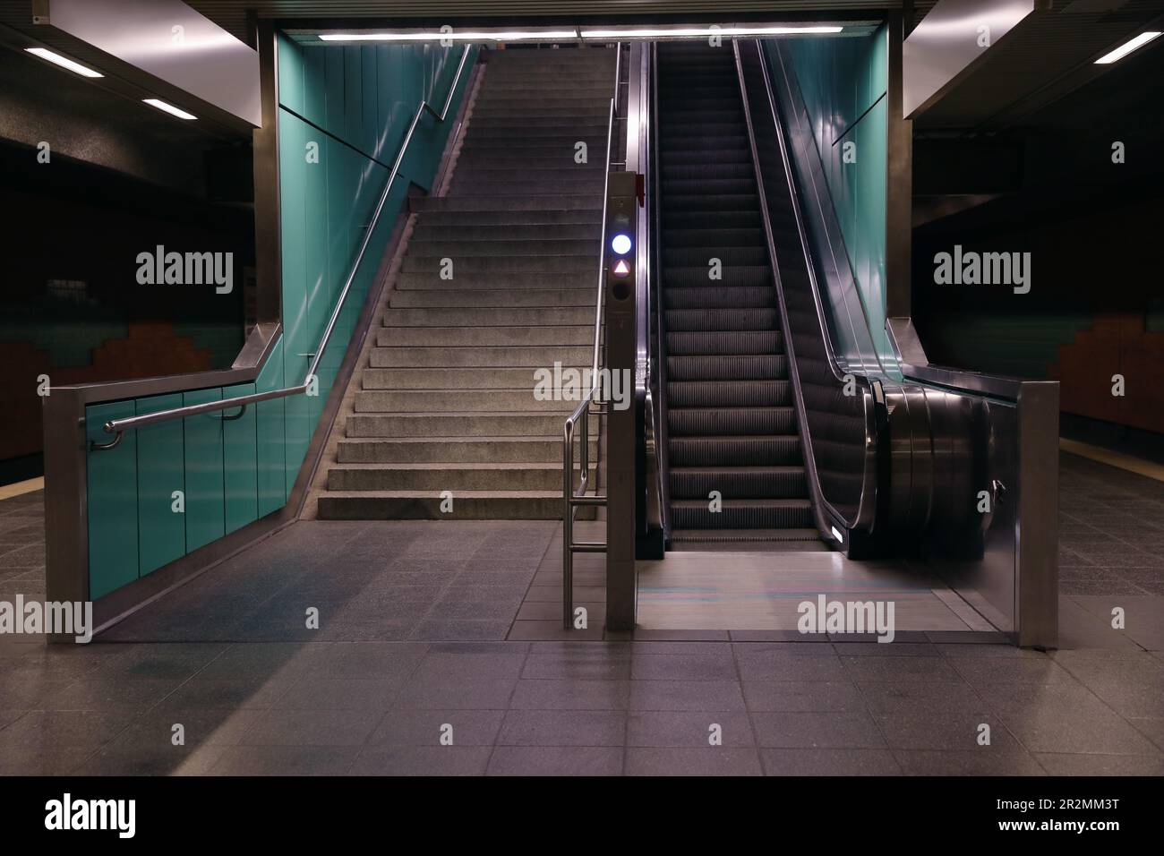 Dark subway hi-res stock photography and images - Alamy
