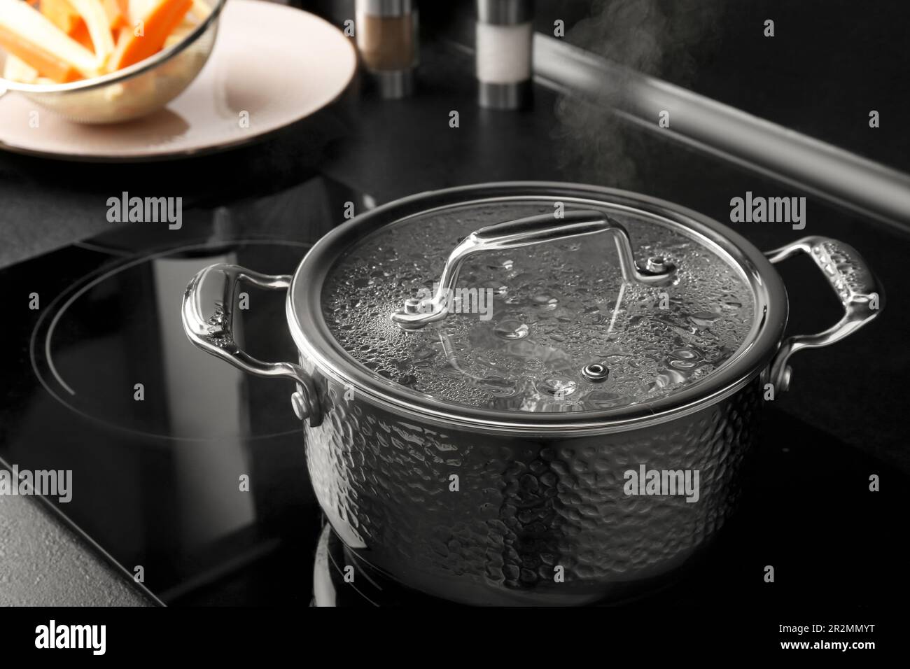Boiling water on stove hi-res stock photography and images - Alamy
