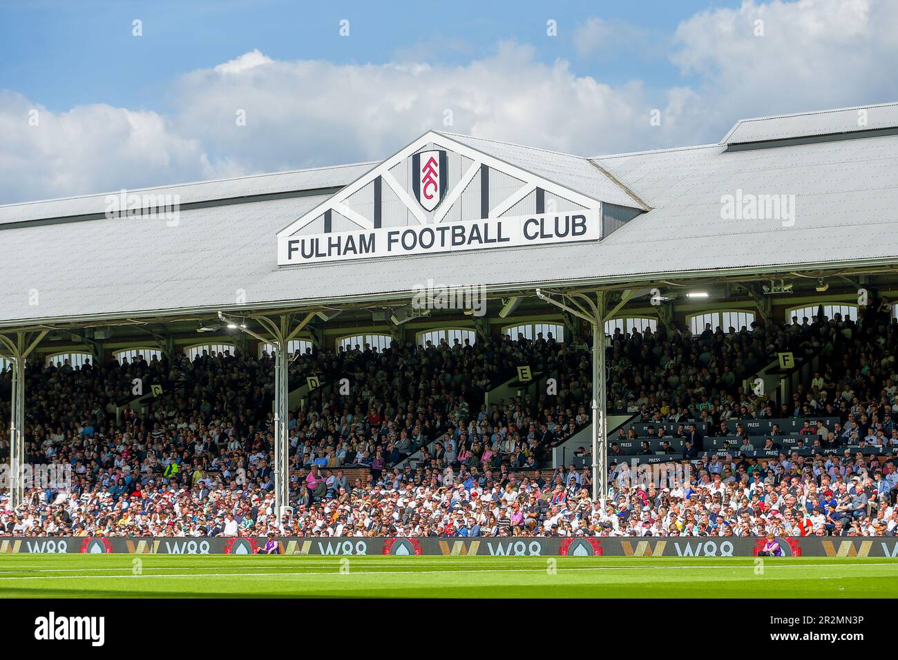 Johnny haynes stand hi-res stock photography and images - Alamy