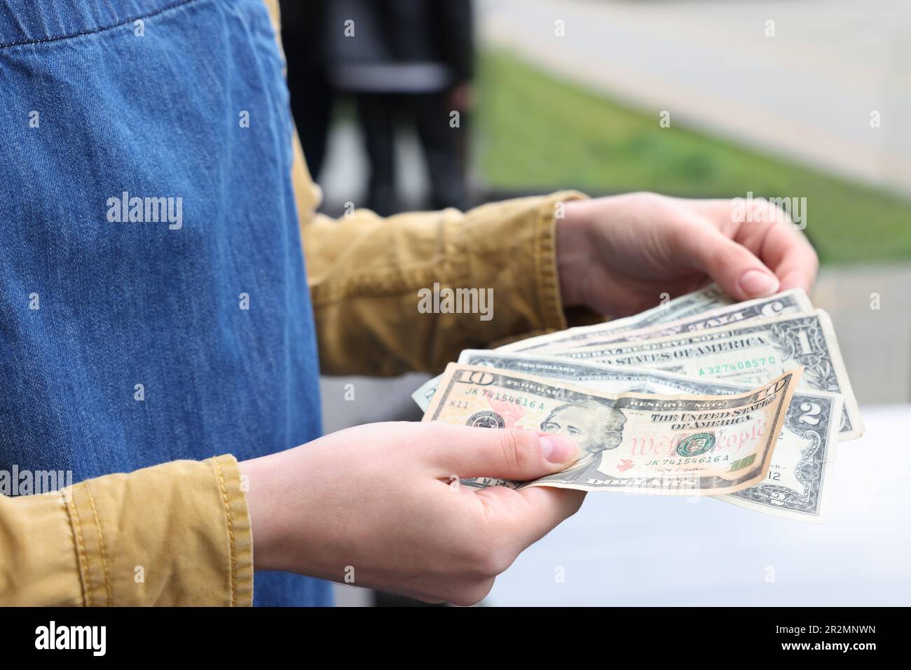 Waitress tips hi-res stock photography and images - Alamy