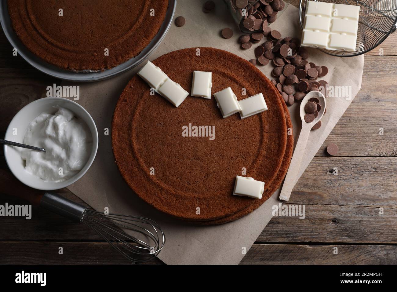 Preparing layered cake bakery hi-res stock photography and images - Alamy