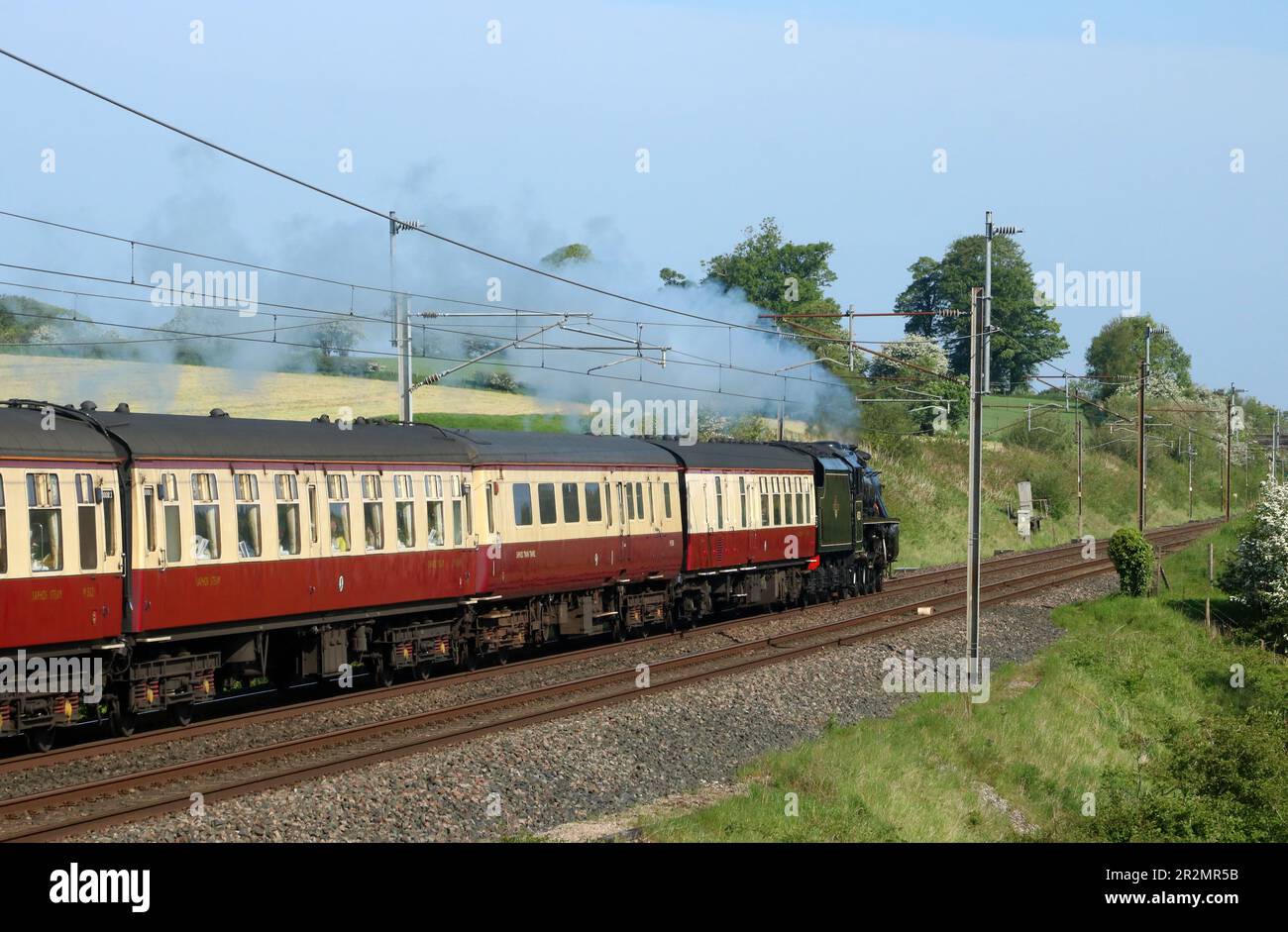 Steam loco black 5 45231 The Sherwood Forester hauling The Lakelander ...