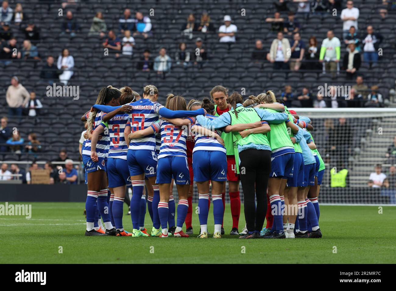 Tottenham hotspur players huddle hi-res stock photography and images ...