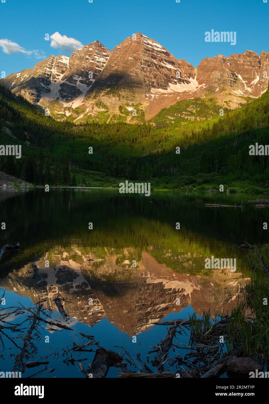 The Maroon Bells beautifully reflected in the clear waters of Maroon ...