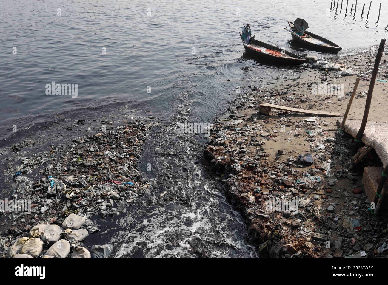 Dhaka, Bangladesh. 20th May, 2023. Dyeing factories are polluting ...