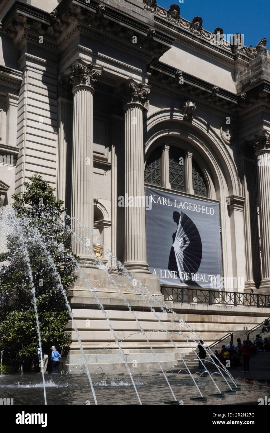 The entrance plaza of the metropolitan museum of art features giant ...
