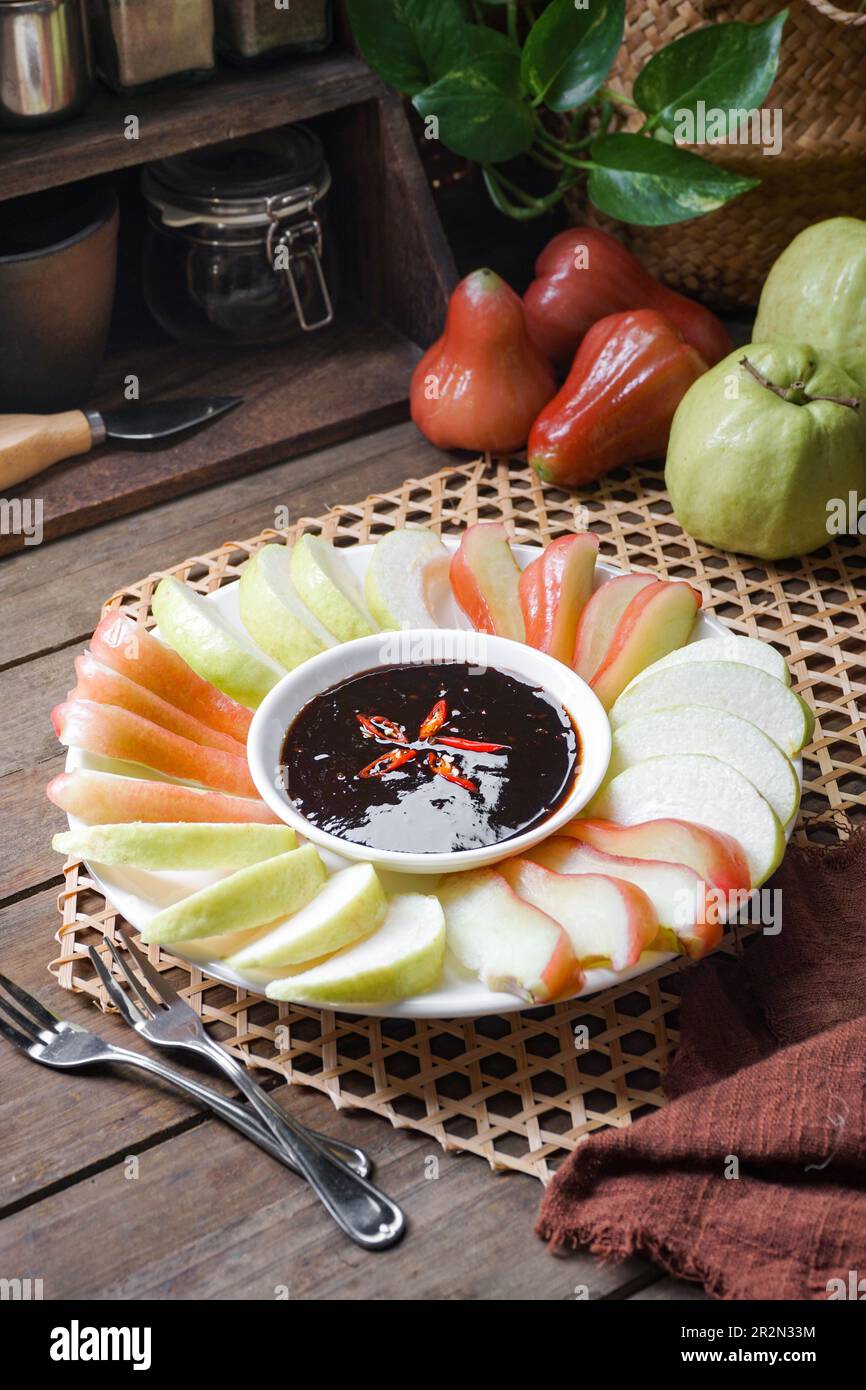 Rojak Buah Daun Pisang