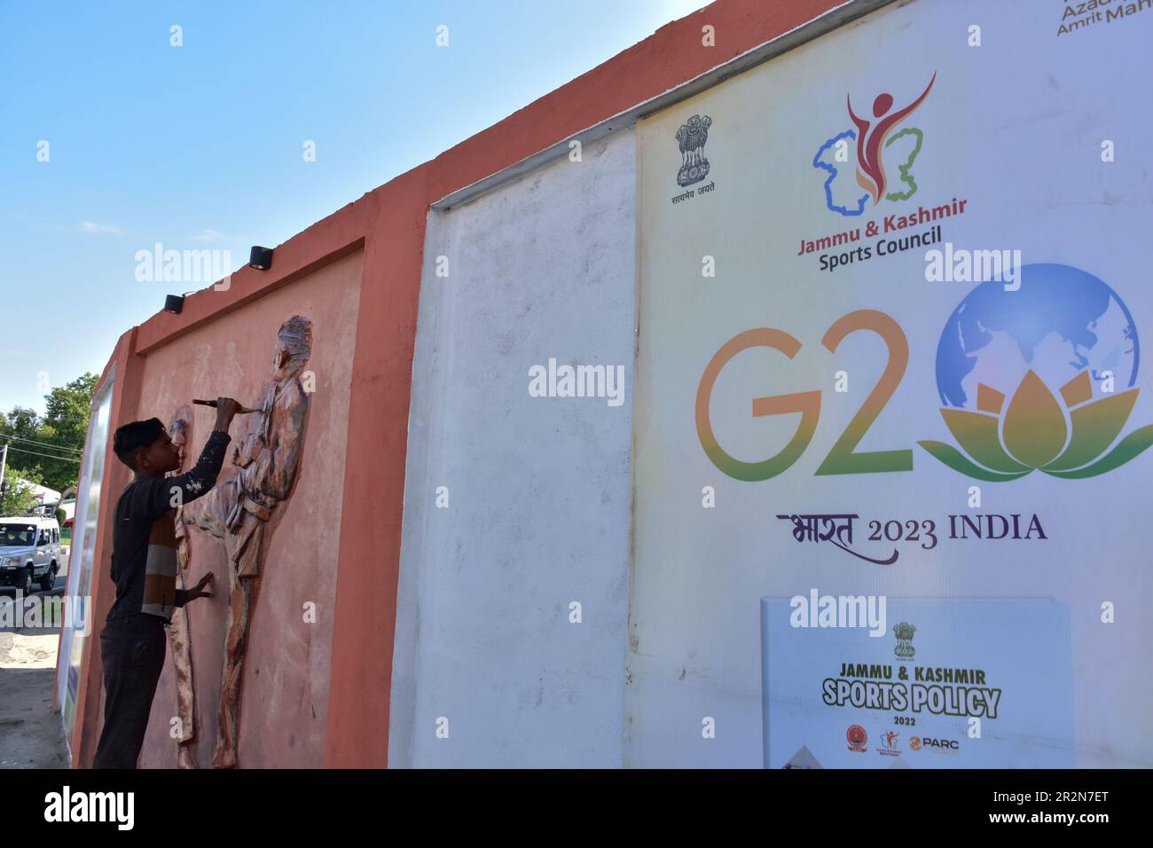 Srinagar, India. 20th May, 2023. A worker applies the finishing touches ...