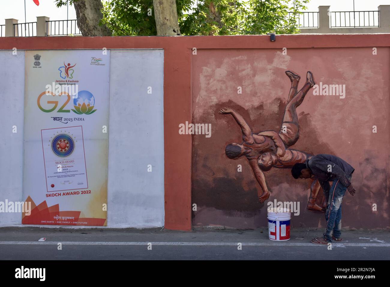 Srinagar, India. 20th May, 2023. A worker applies the finishing touches ...
