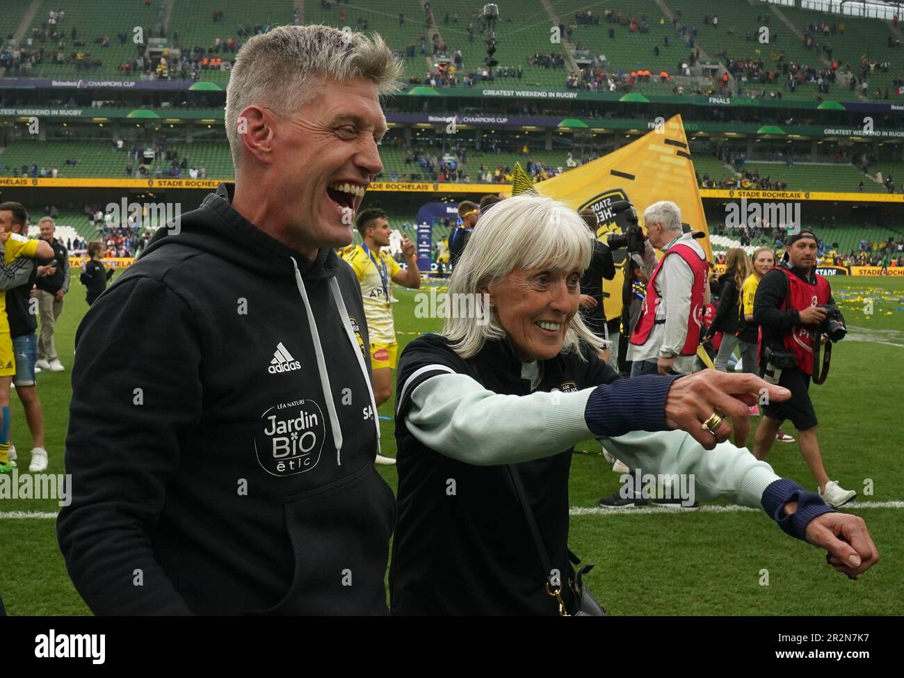 La Rochelle Head Coach Ronan O'Gara celebrates with his mother Joan ...