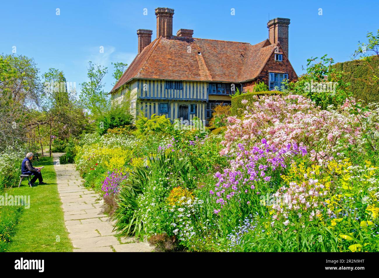 English gardens spring hi-res stock photography and images - Alamy