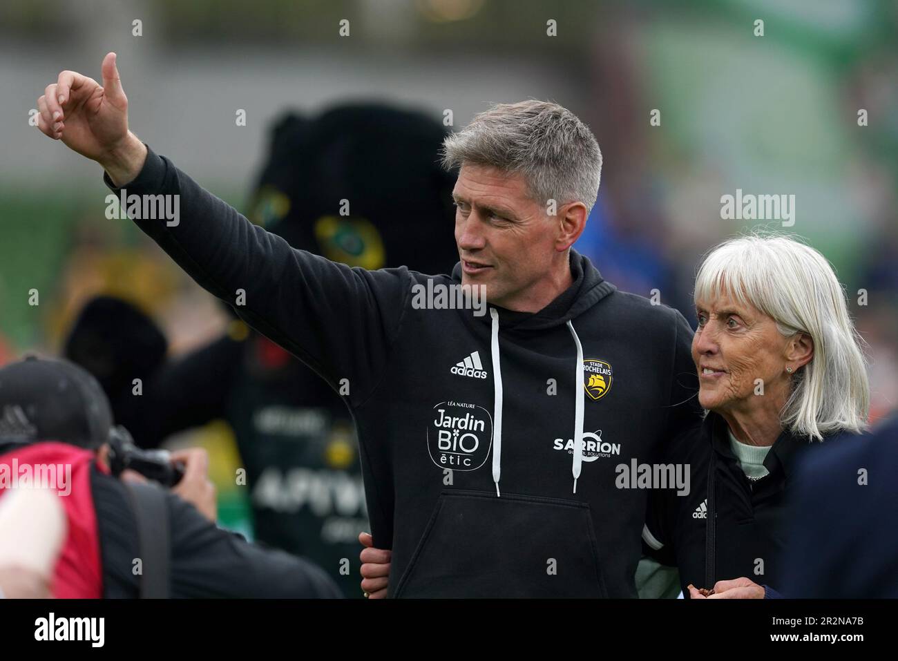 La Rochelle Head Coach Ronan O'Gara celebrates with his mother Joan ...