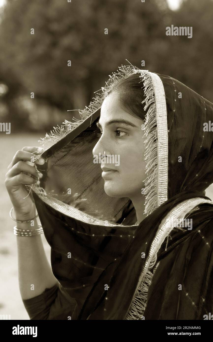 Profile of beautiful Indian woman with sari Stock Photo - Alamy