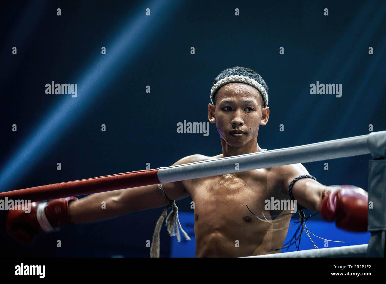 A Muay Thai boxer takes a break of 2 minutes between rounds, at ...