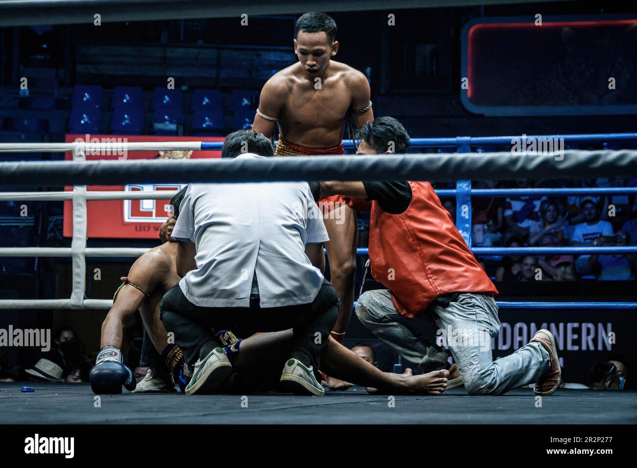 Bangkok, Thailand. 07th Nov, 2022. A ring doctor seen checking out a ...