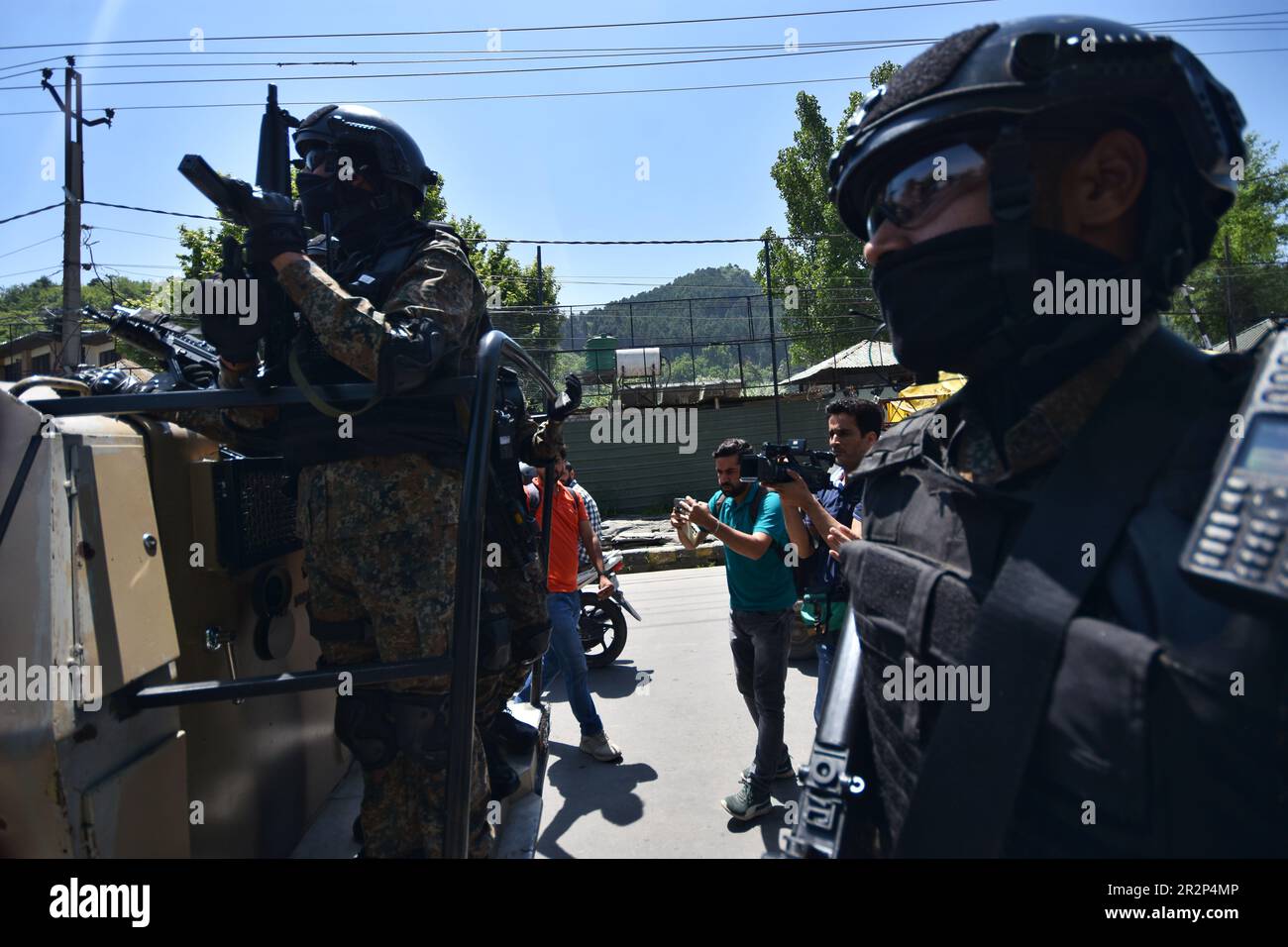 Indian army soldier on kashmir border hi-res stock photography and ...