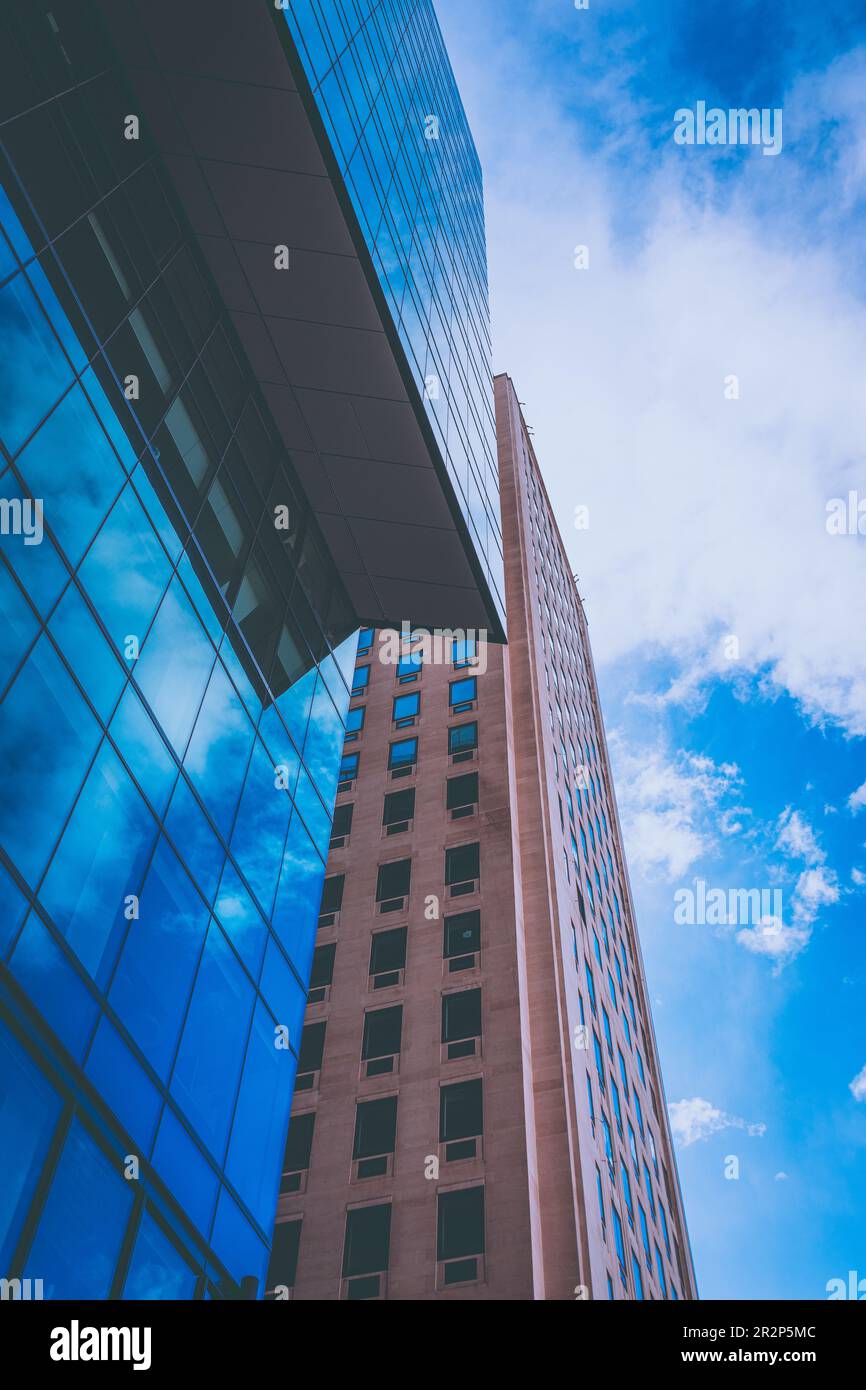 Sky scrapers buildings architecture hi-res stock photography and images ...