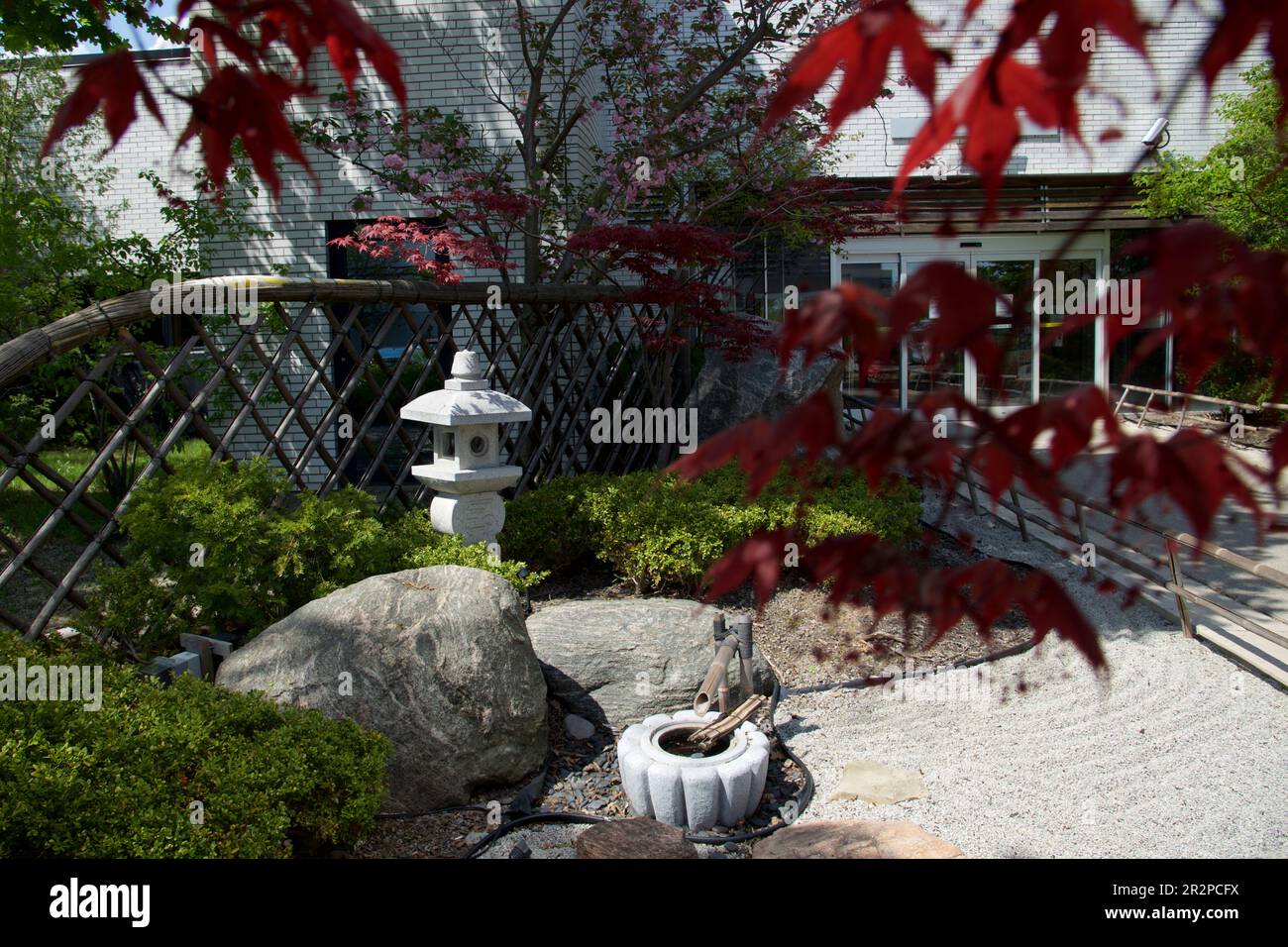 Japanese design garden in Toronto Stock Photo - Alamy