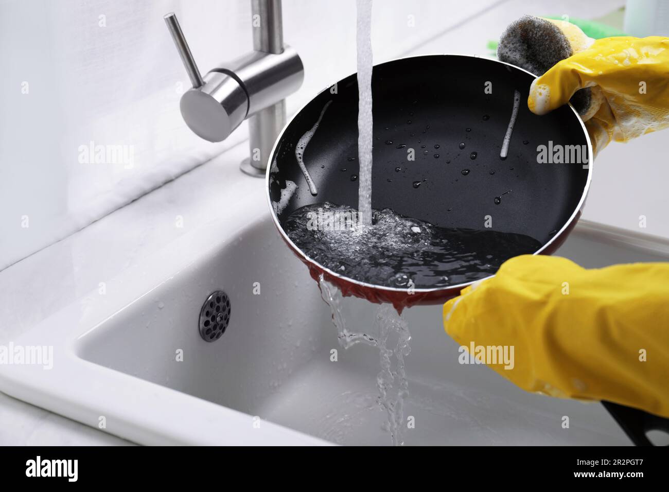 Hand washing pan kitchen hi-res stock photography and images - Alamy