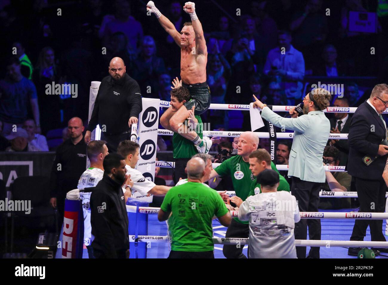 JJ Metcalf defeats Dennis Hogan during Matchroom Boxing: Katie Taylor ...