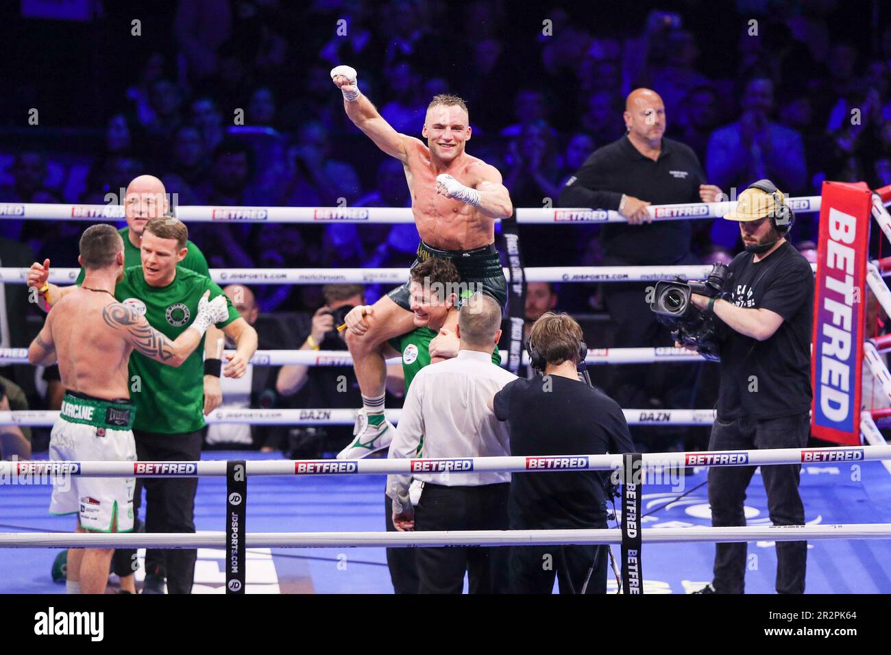 JJ Metcalf defeats Dennis Hogan during Matchroom Boxing: Katie Taylor ...