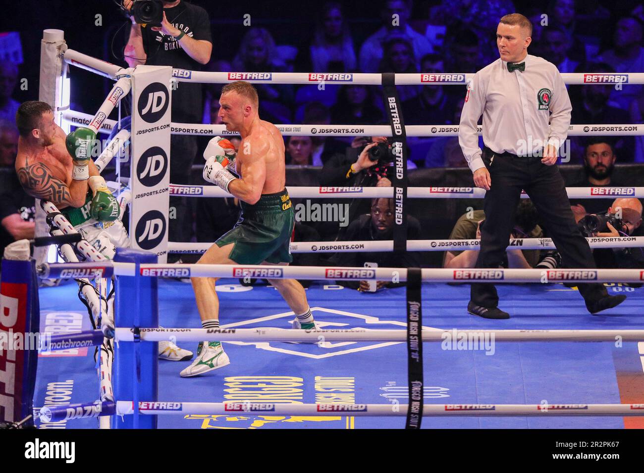 JJ Metcalf defeats Dennis Hogan during Matchroom Boxing: Katie Taylor ...