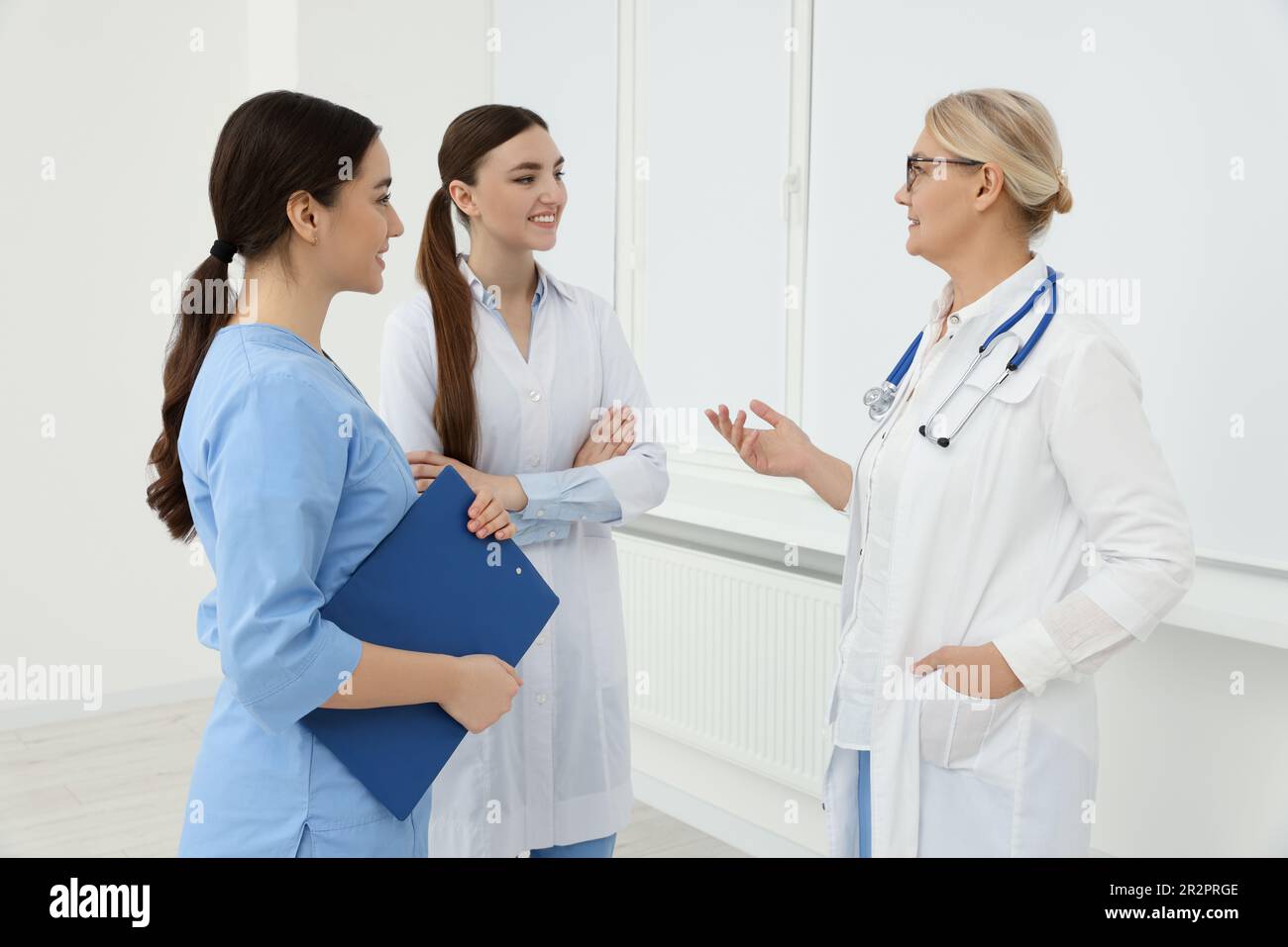 Medical professionals wearing uniforms hi-res stock photography and ...