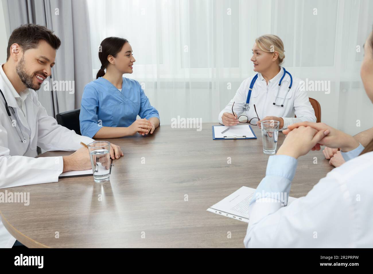 Team doctors working desk hi-res stock photography and images - Alamy