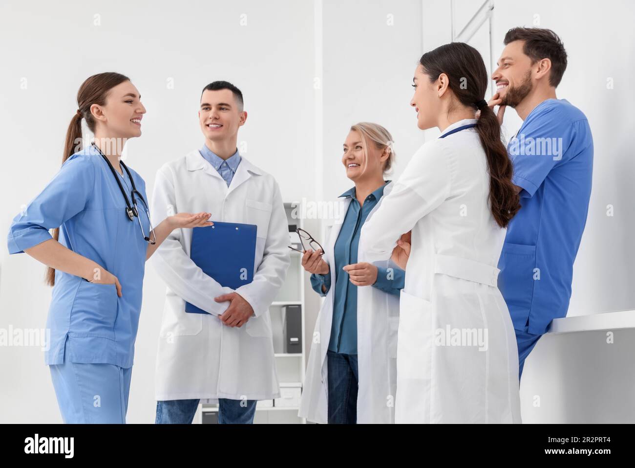 Team doctors having discussion hi-res stock photography and images - Alamy