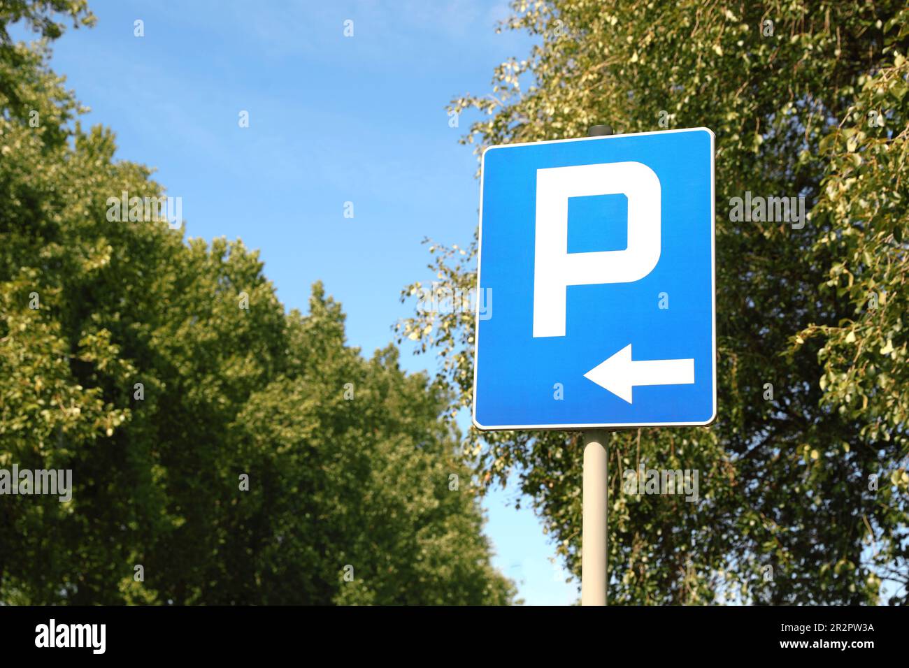 Parking sign left arrow symbol hi-res stock photography and images - Alamy