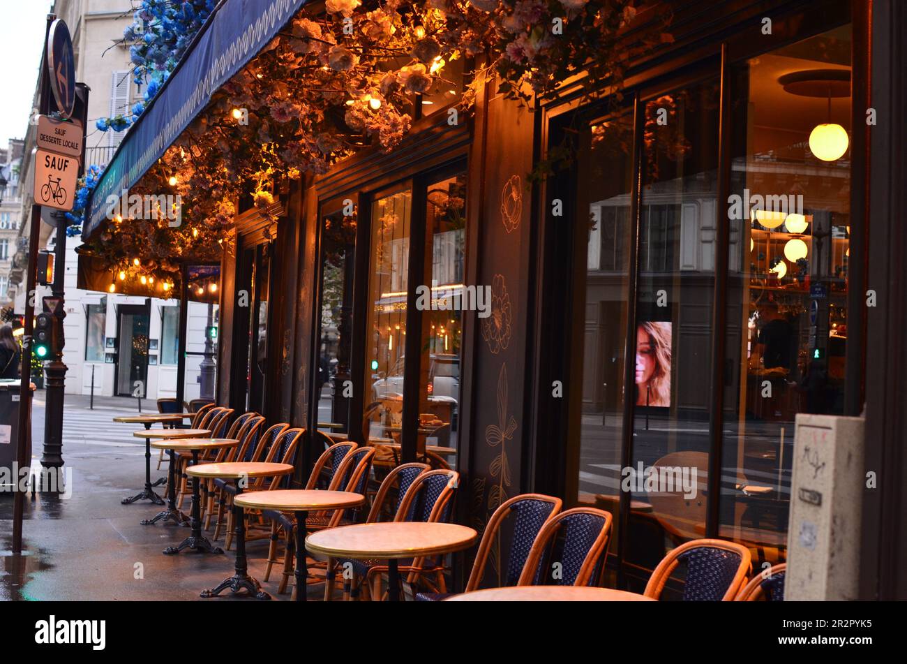 France restaurant paris facade tables hi-res stock photography and ...