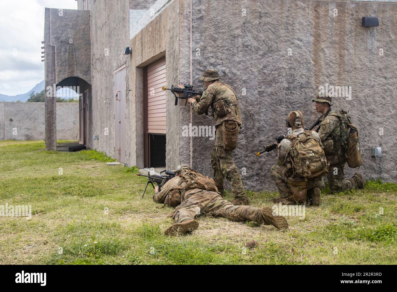 U.S. Army soldiers with Bravo Company, 2nd Battalion, 35th Infantry ...