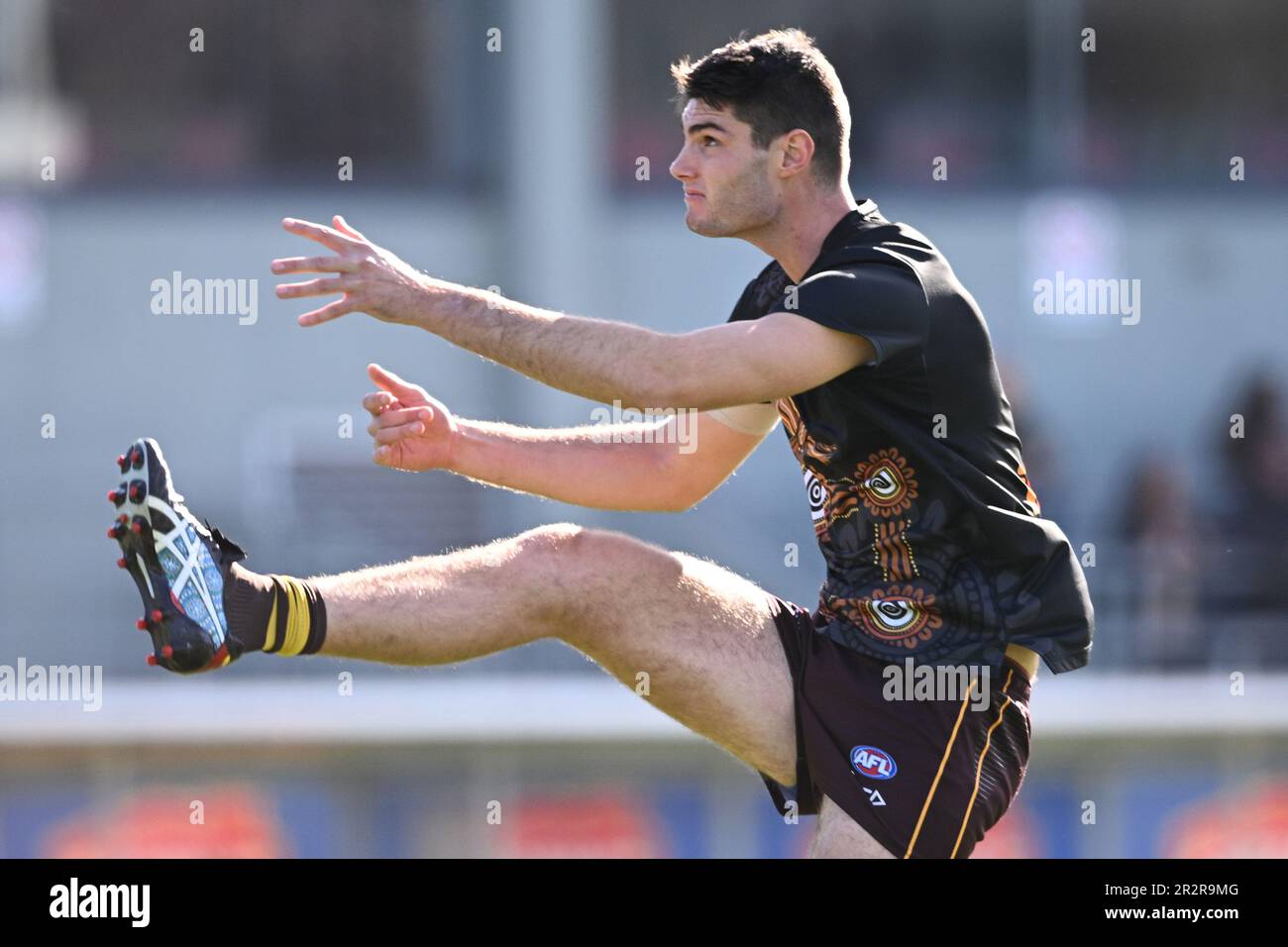 Ned Reeves of Hawthorn warms up during the AFL Round 10 match between ...