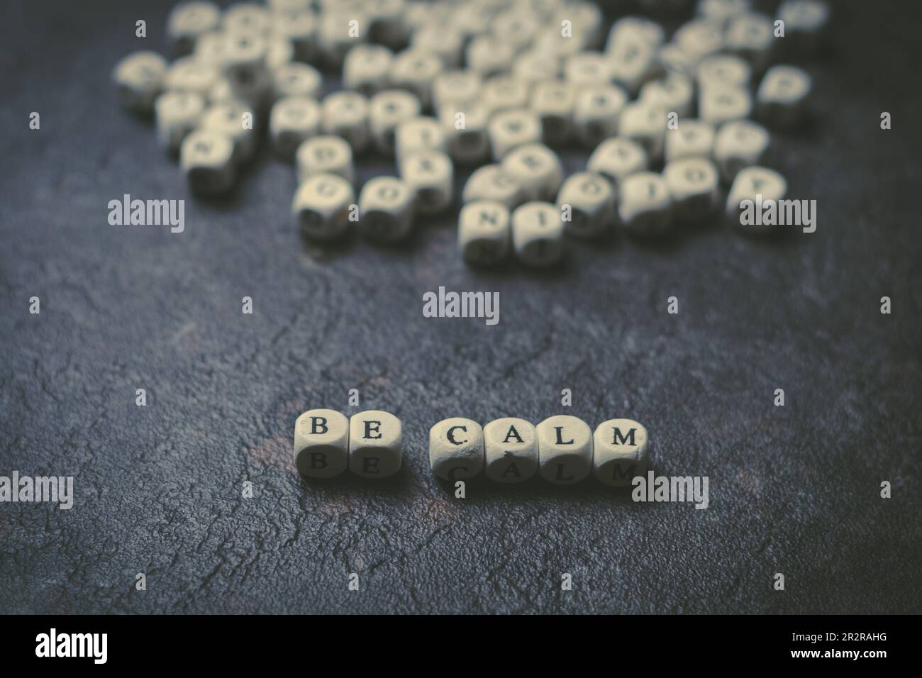 Ten calma escrita en bloques de madera. Estilo vintage. Fondo negro ...