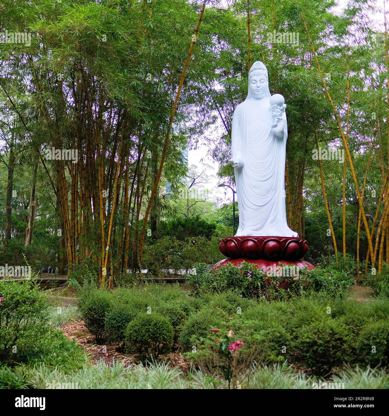 Statue of Buddhist bodhisattva Guanyin at Daan Park in Taipei, Taiwan ...