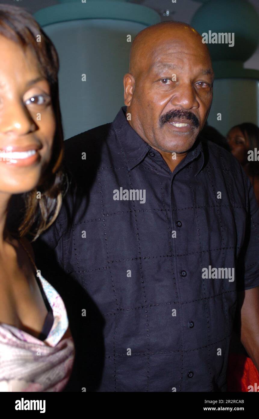 07/17/04 - Miami Beach Florida - Footbal Great, Jim Brown with wife ...