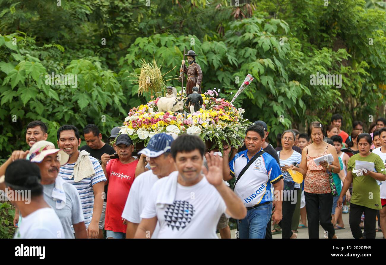 Religious procession in the Philippines : bearers support a statue of a ...