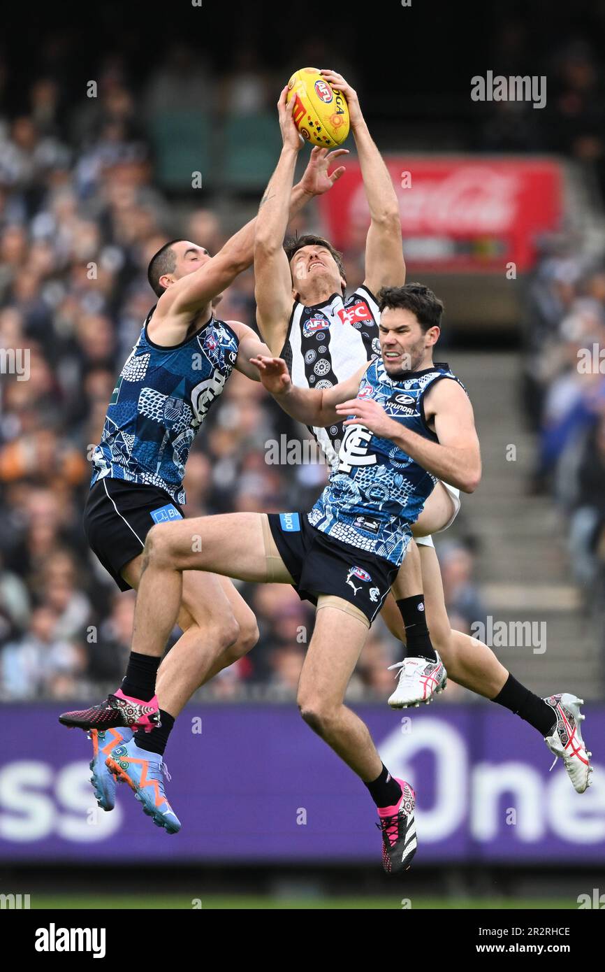 Brody Mihocek of Collingwood (centre) marks the footy during the AFL ...