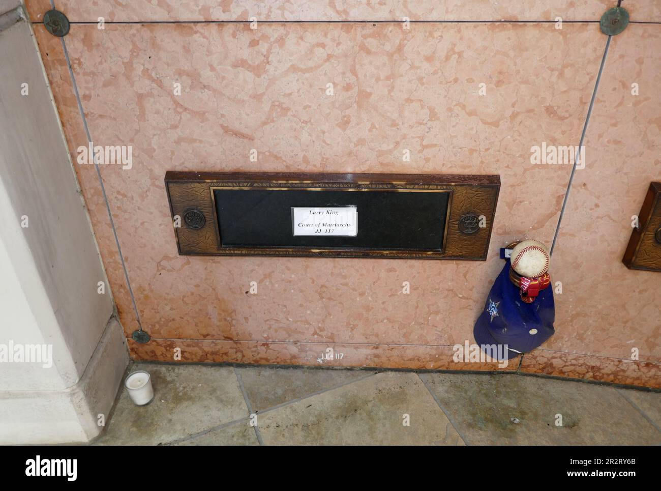 Los Angeles, California, USA 18th May 2023 Larry King Grave in Court of ...