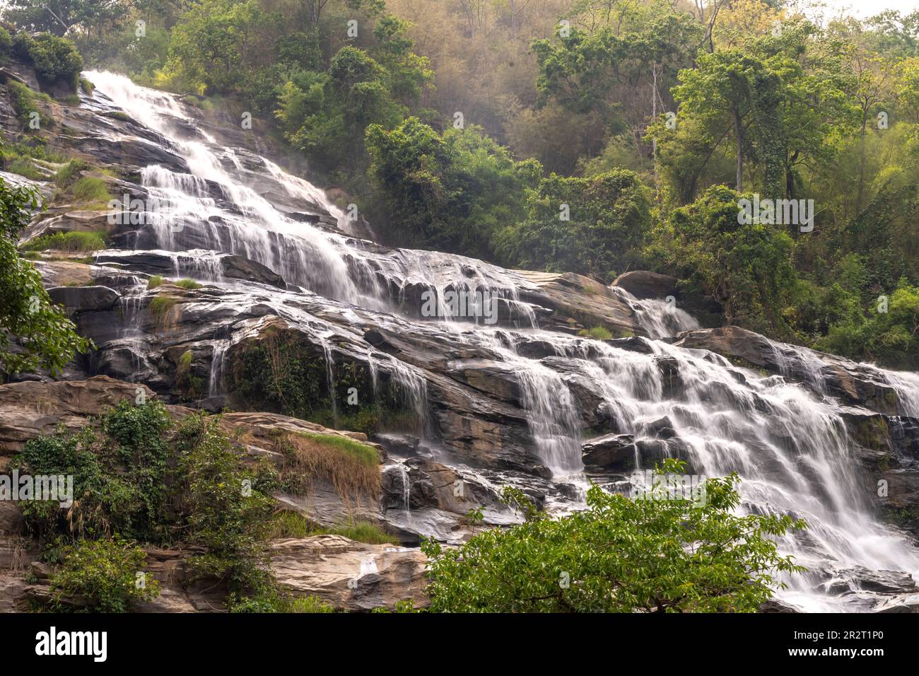 Mae Ya Wasserfall im Doi Inthanon Nationalpark bei Chom Thong, Chiang ...