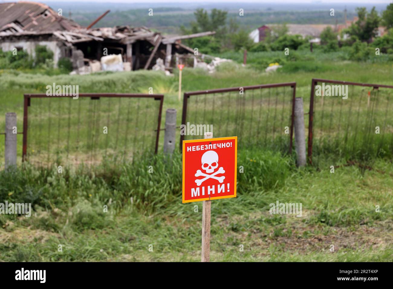 Non Exclusive: KHARKIV REGION, UKRAINE - MAY 19, 2023 - A sign "Caution ...