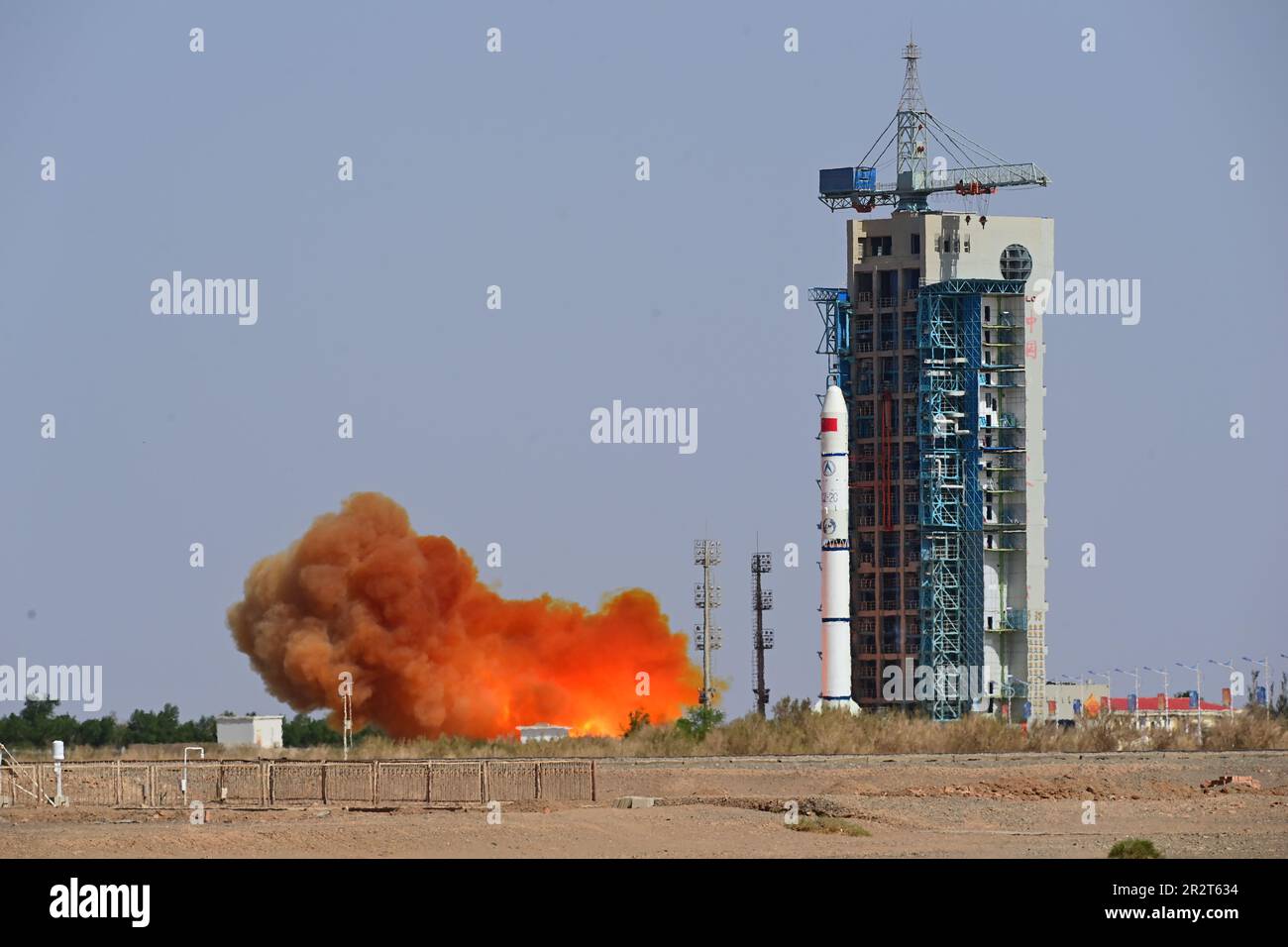 Jiuquan. 21st May, 2023. A Long March-2C carrier rocket blasts off from ...