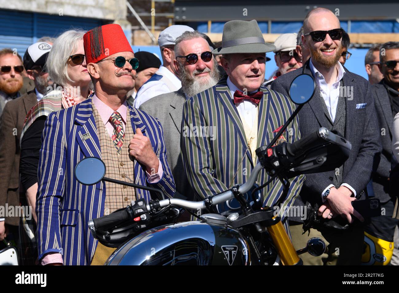 EDITORIAL USE ONLY Riders at the start of the Distinguished Gentleman's ...