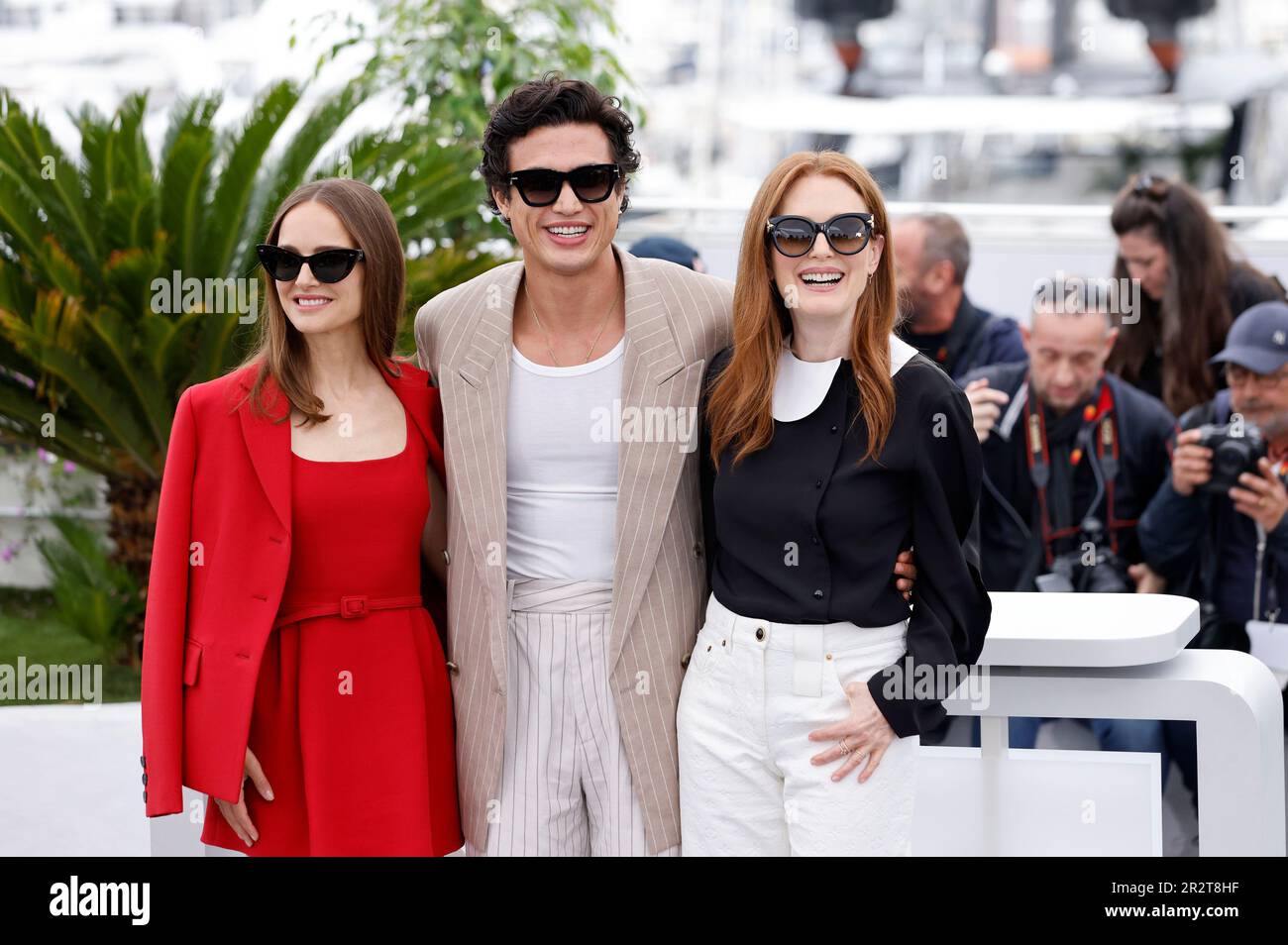 Cannes, France. 21st May, 2023. Natalie Portman, Charles Melton und ...